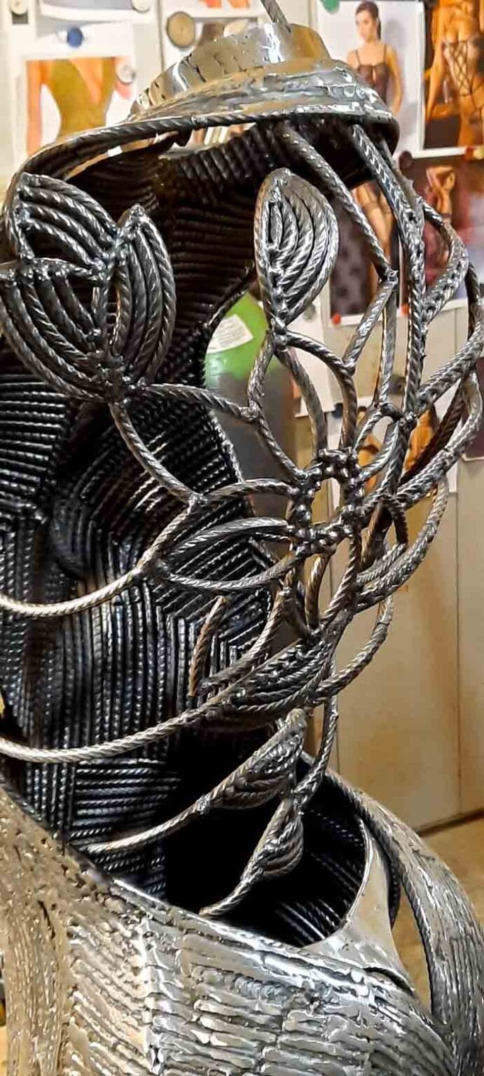 Metal sculptures of the feminine figure in sensuality - Trendy Art Ideas
